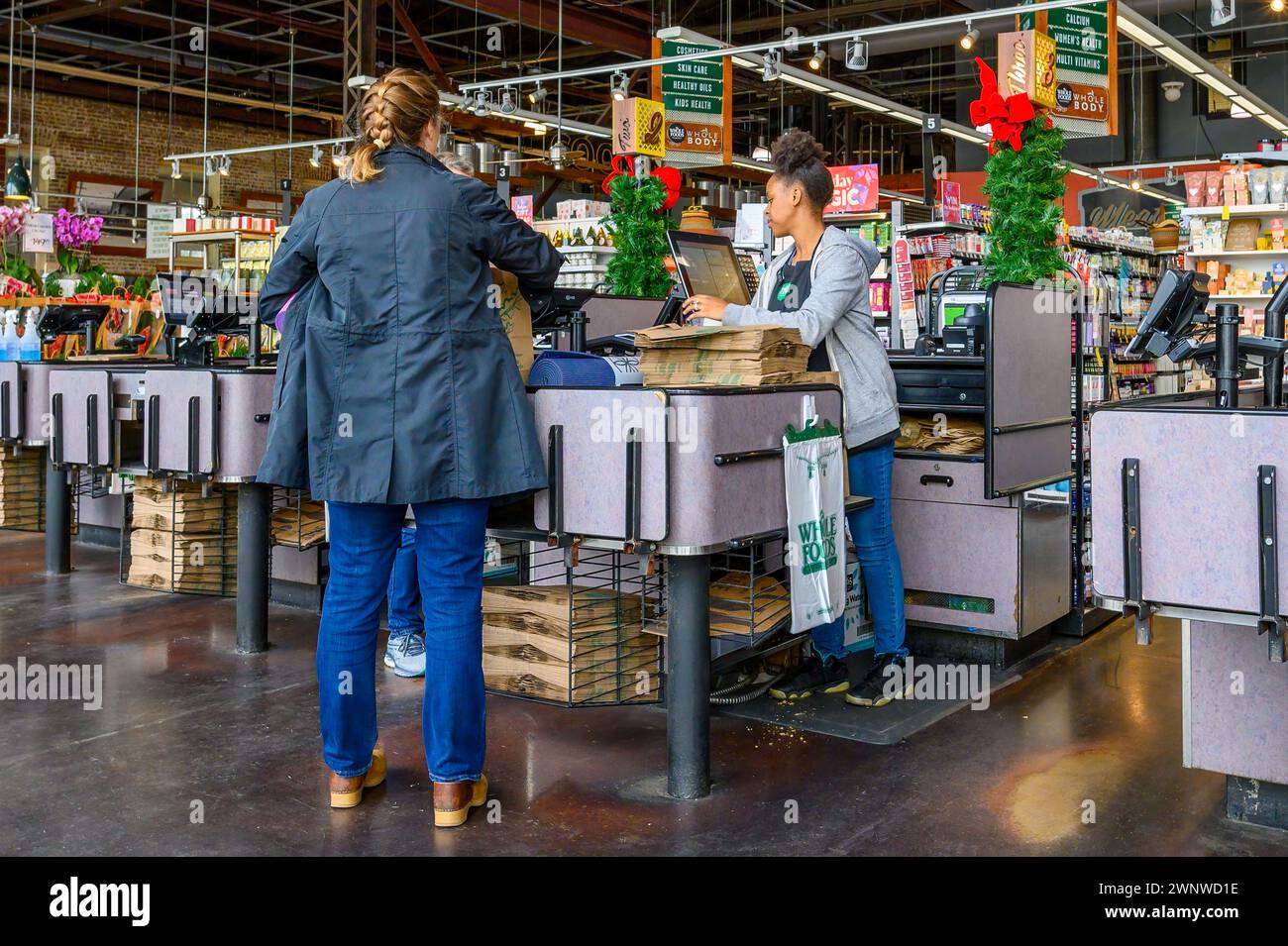 Supermarket checkout cashier hi-res stock photography and images - Alamy