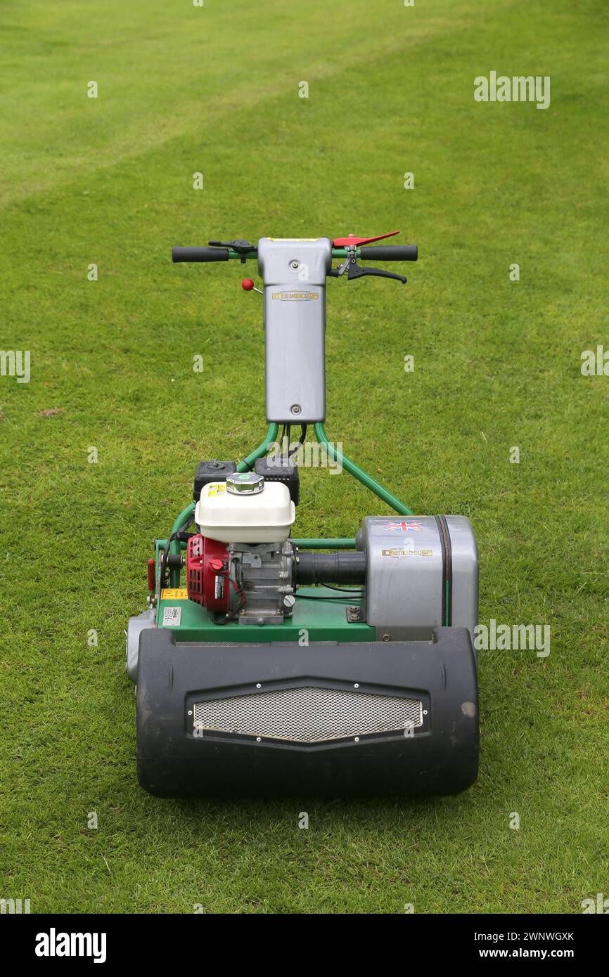 Golf mower hi-res stock photography and images - Alamy