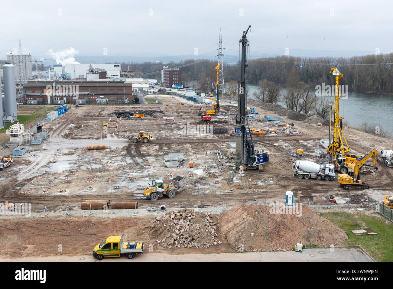 Mainz, Germany. 04th Mar, 2024. Pile drilling rigs drill holes for the ...