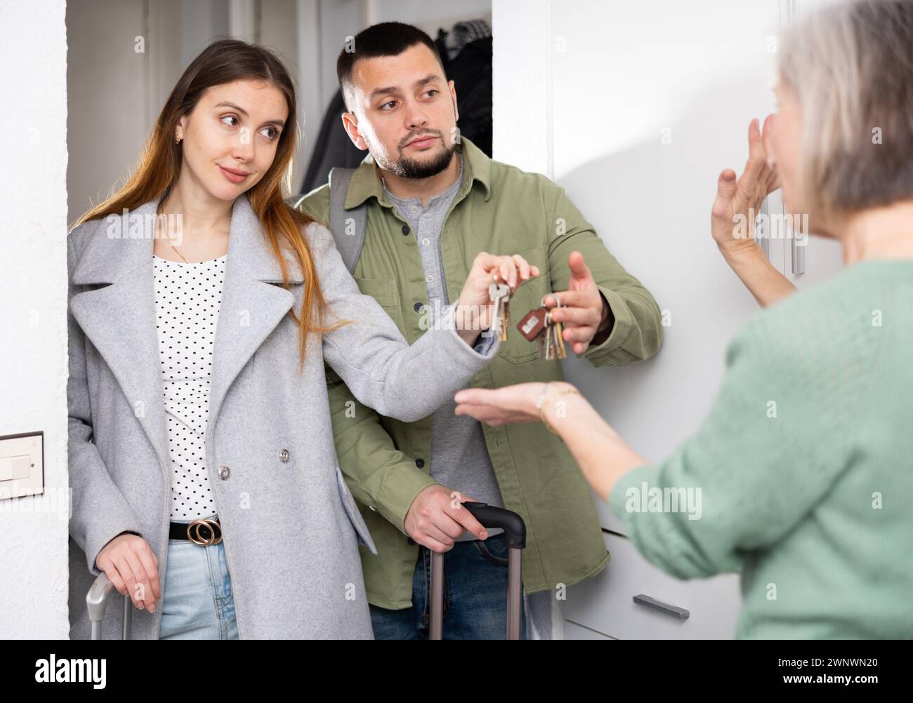 Landlord giving keys to tenant hi-res stock photography and images - Alamy
