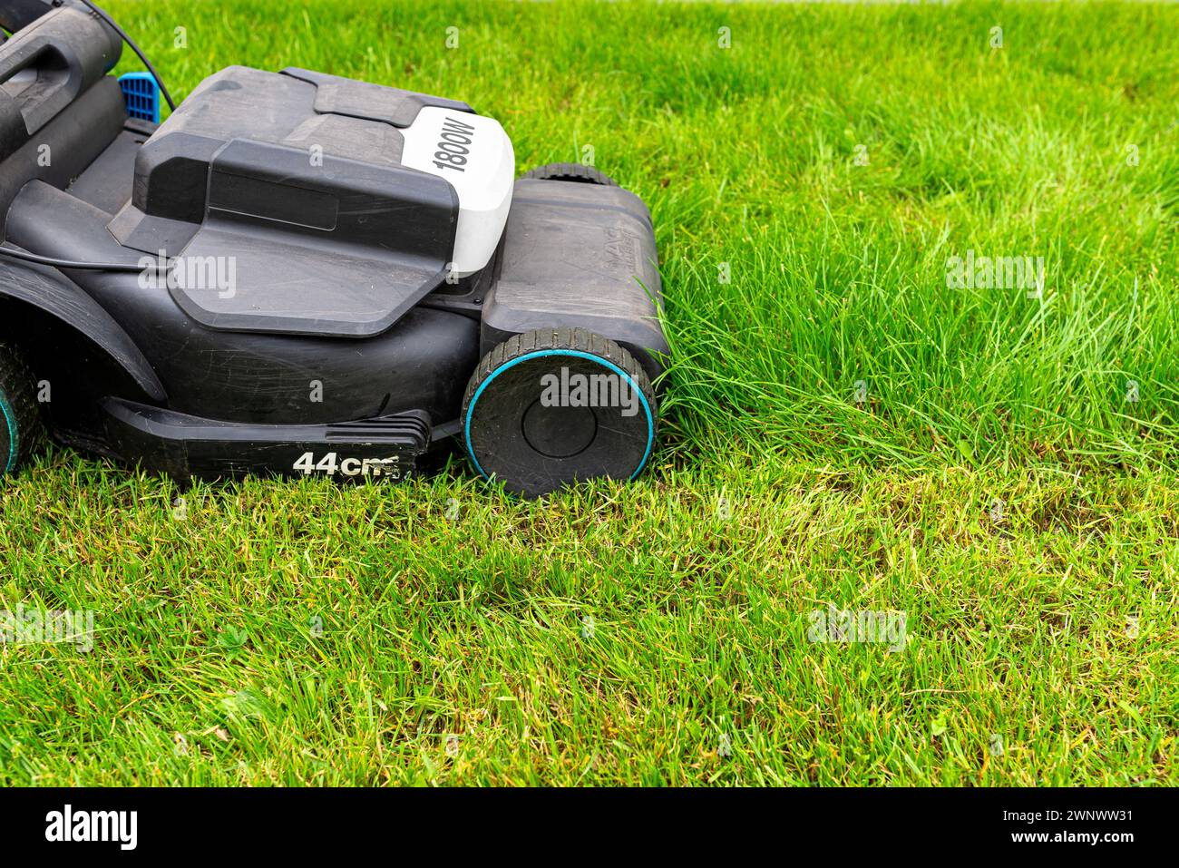 Mowing grass with an electric, powered mower, with a cutting width of ...