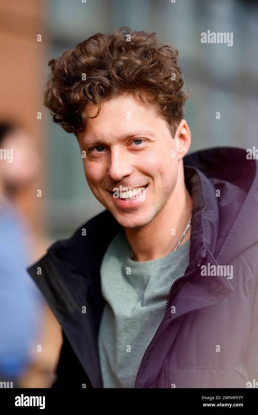 Tänzer Valentin Lusin vor der Abfahrt zur 2. Show der 17. Staffel der ...