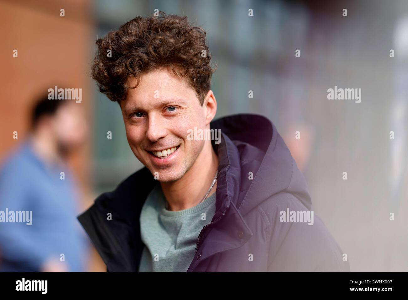 Tänzer Valentin Lusin vor der Abfahrt zur 2. Show der 17. Staffel der ...