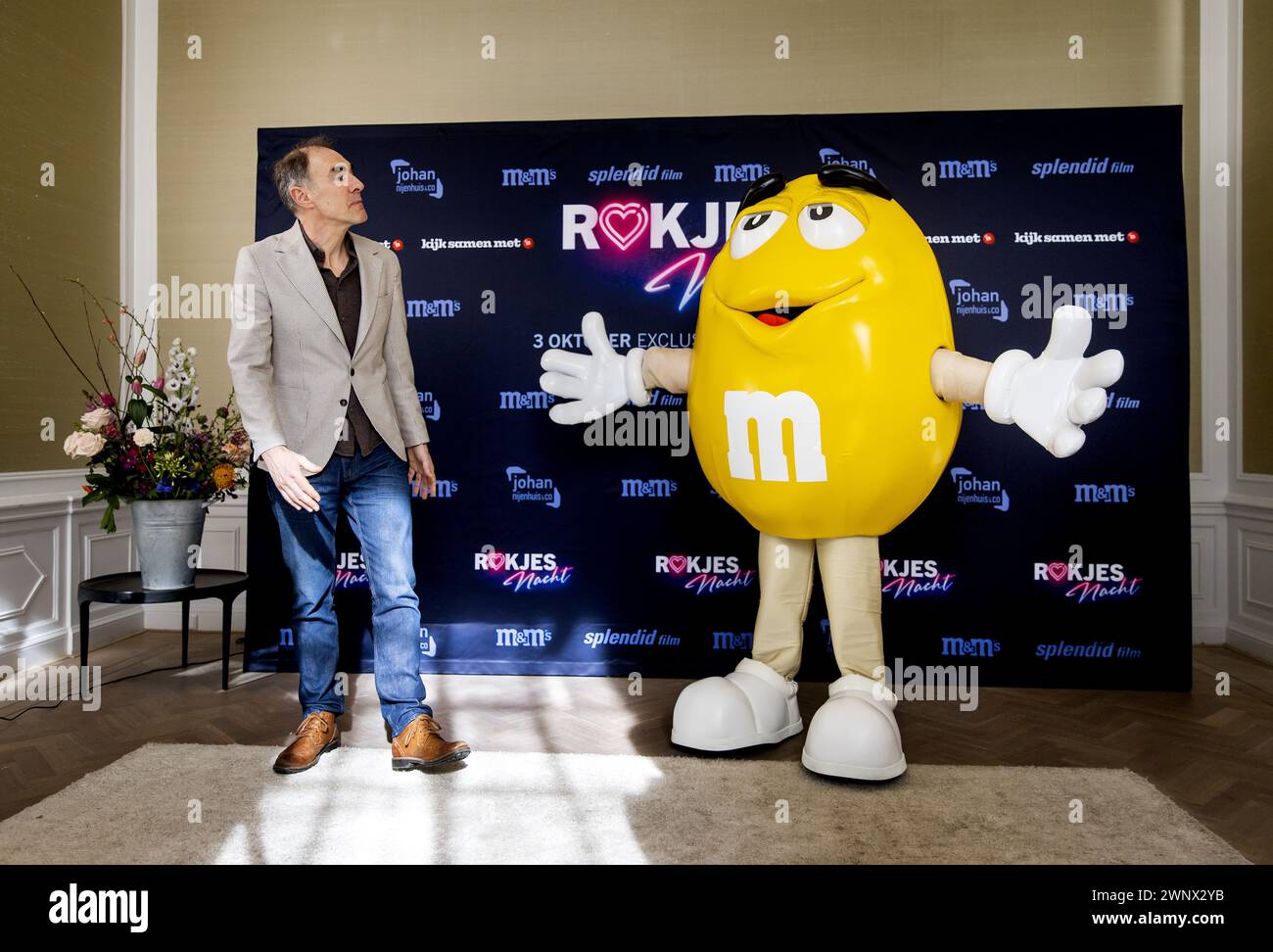 Cast presentation hi-res stock photography and images - Alamy