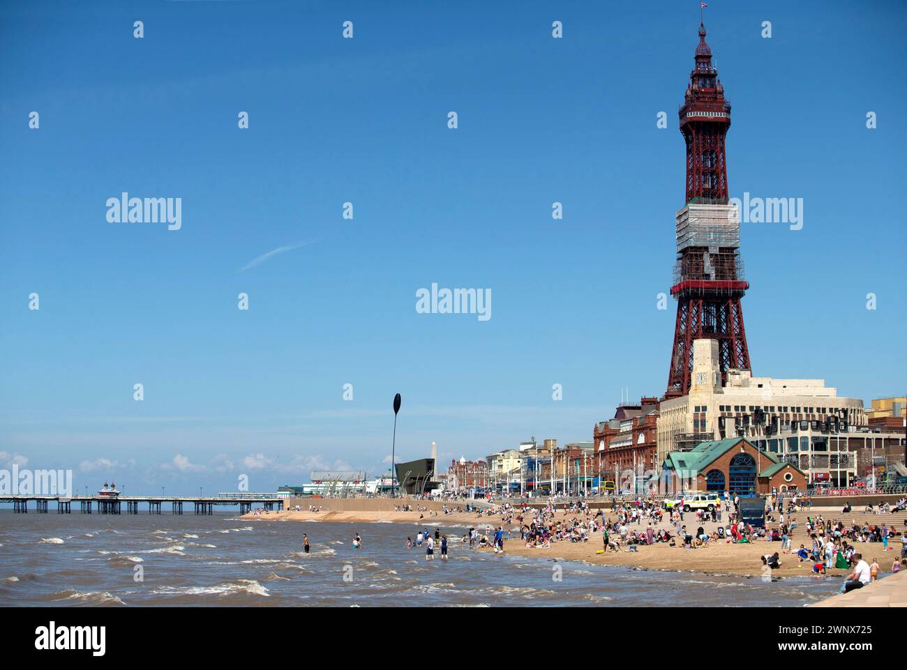 17/06/14 On the hottest day of the year, people flock to cool off on ...