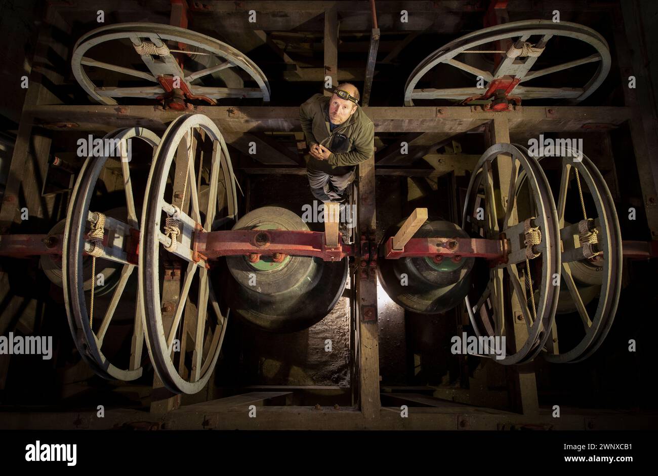 27/03/21 Clock maker Neil Haycock, changes the time and gives the clock ...