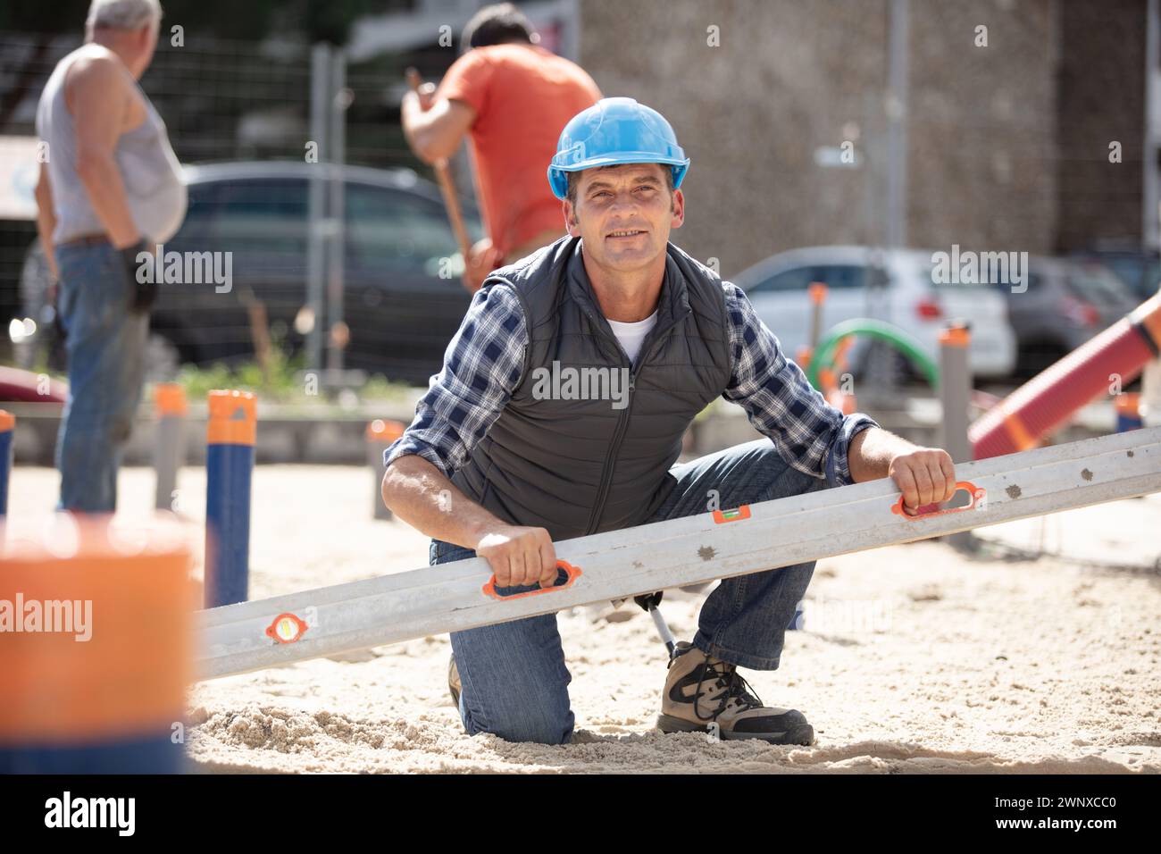 man screeding sand for concrete foundations Stock Photo - Alamy