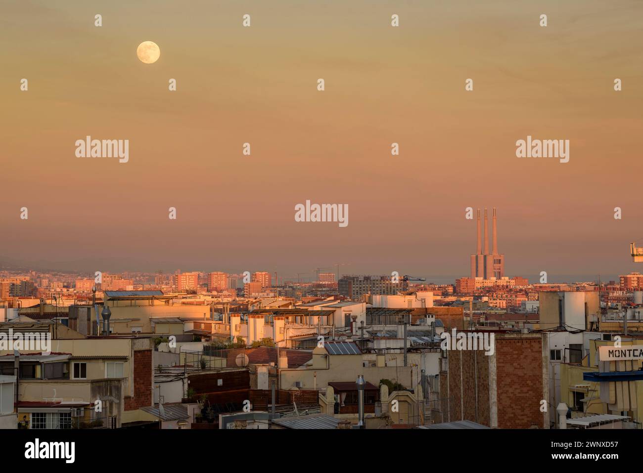 Luna llena sobre la ciudad hi-res stock photography and images - Alamy