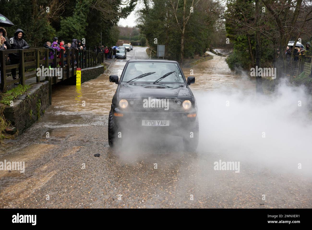20/02/22 Ford 4x4 floods engine and stops in a cloud of stea. As heavy ...