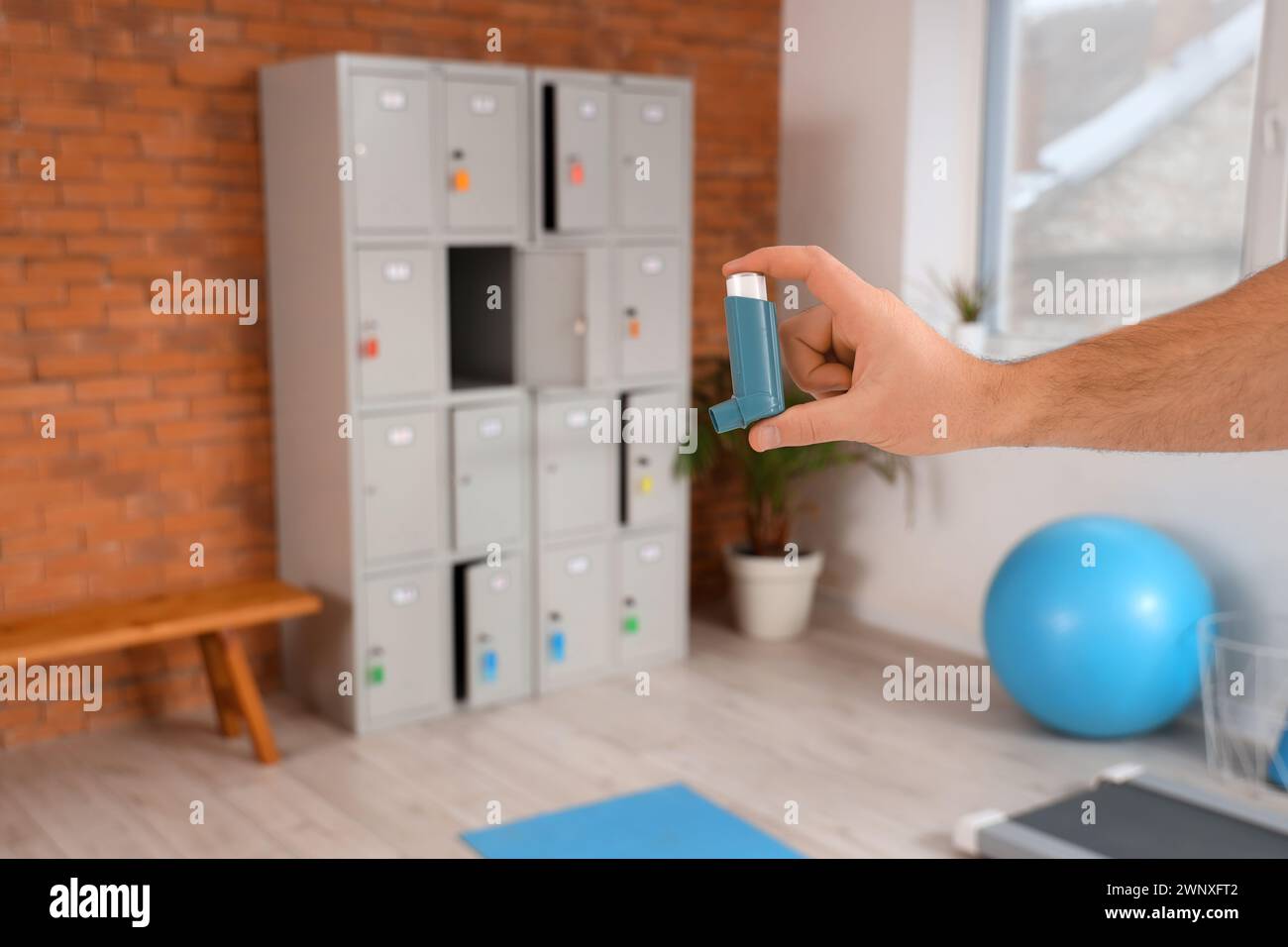 Sports person with inhaler hi-res stock photography and images - Alamy
