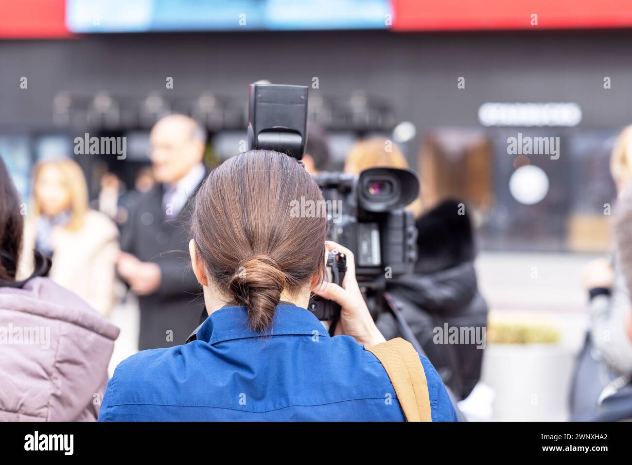 Female event photographer hi-res stock photography and images - Alamy