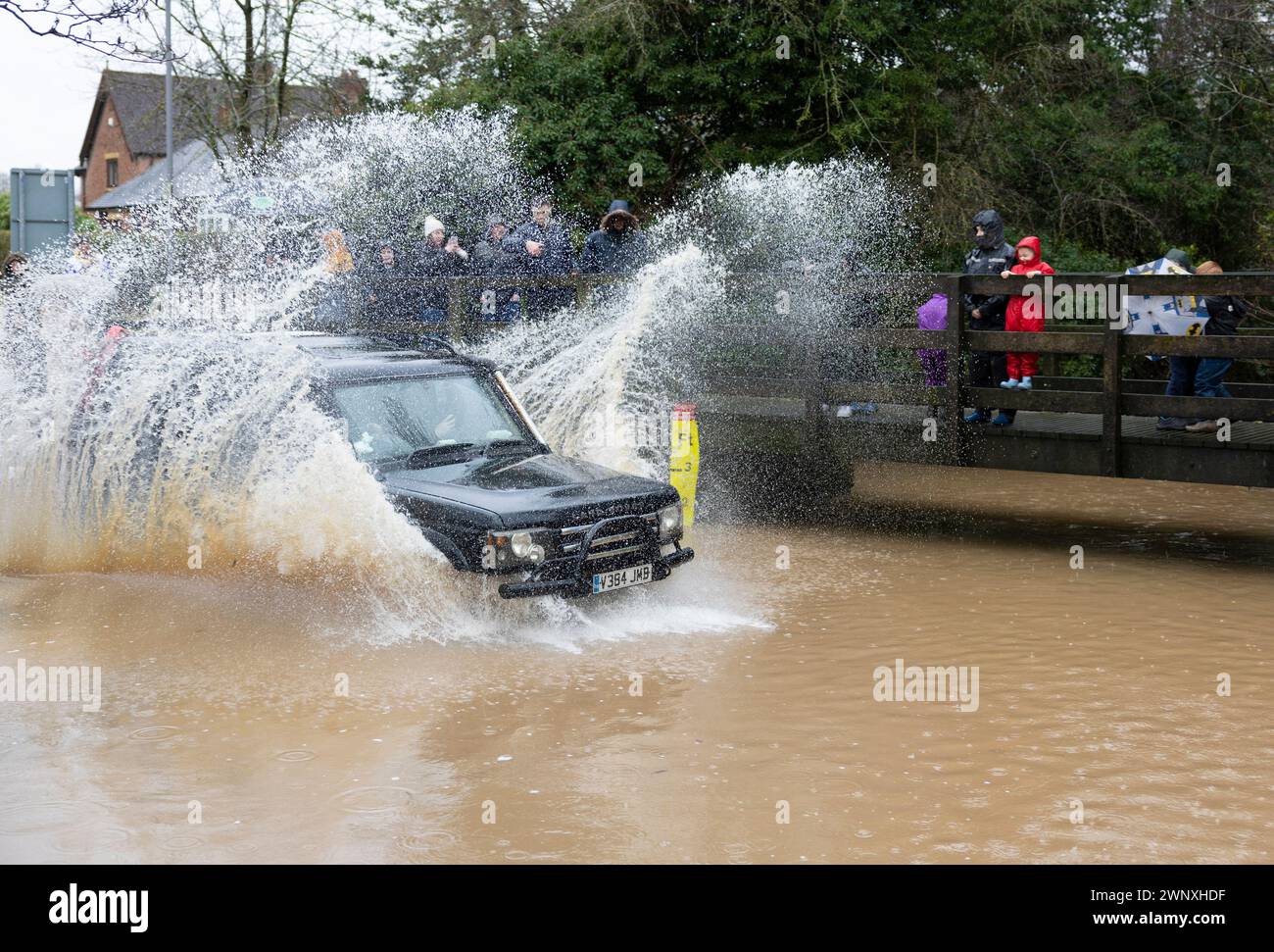 20/02/22 Discovery splashes spectators. As heavy rain and river levels ...