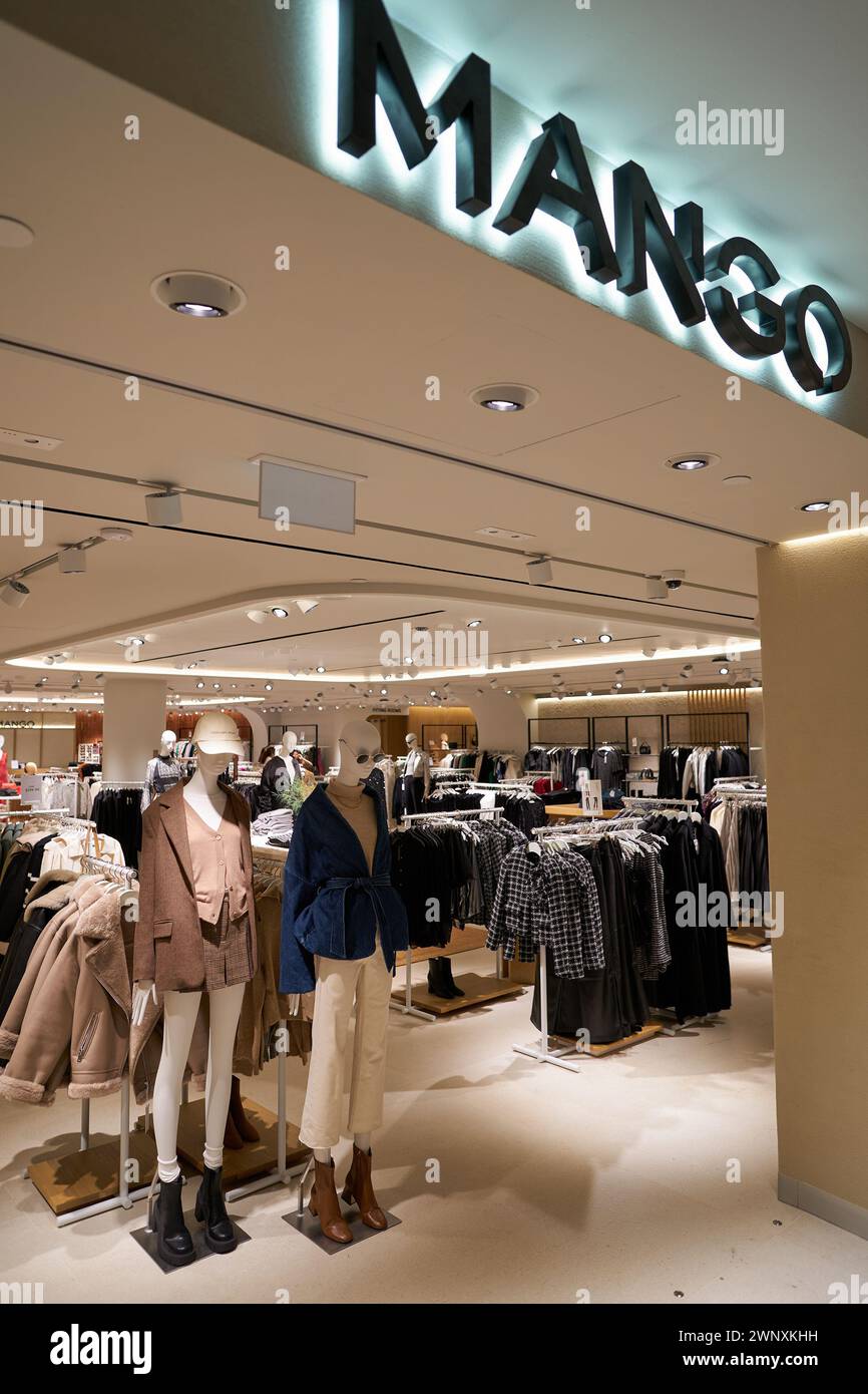 Clothing store sale sign spanish hi-res stock photography and images ...