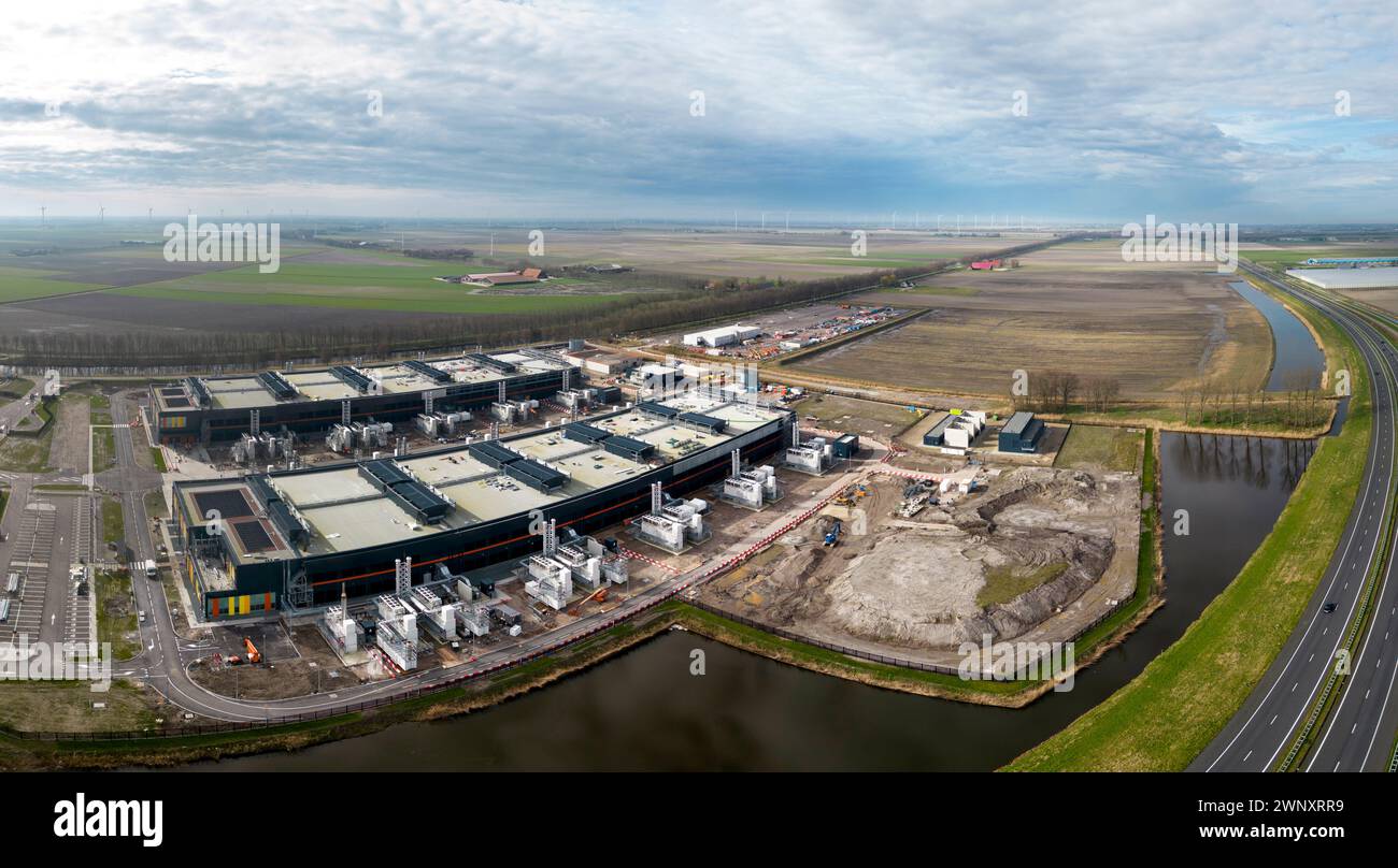 Datacenter microsoft hi-res stock photography and images - Alamy