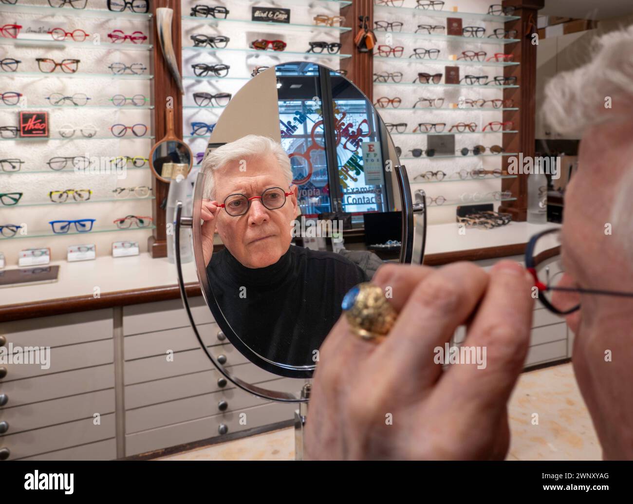 Optical shop hi-res stock photography and images - Alamy