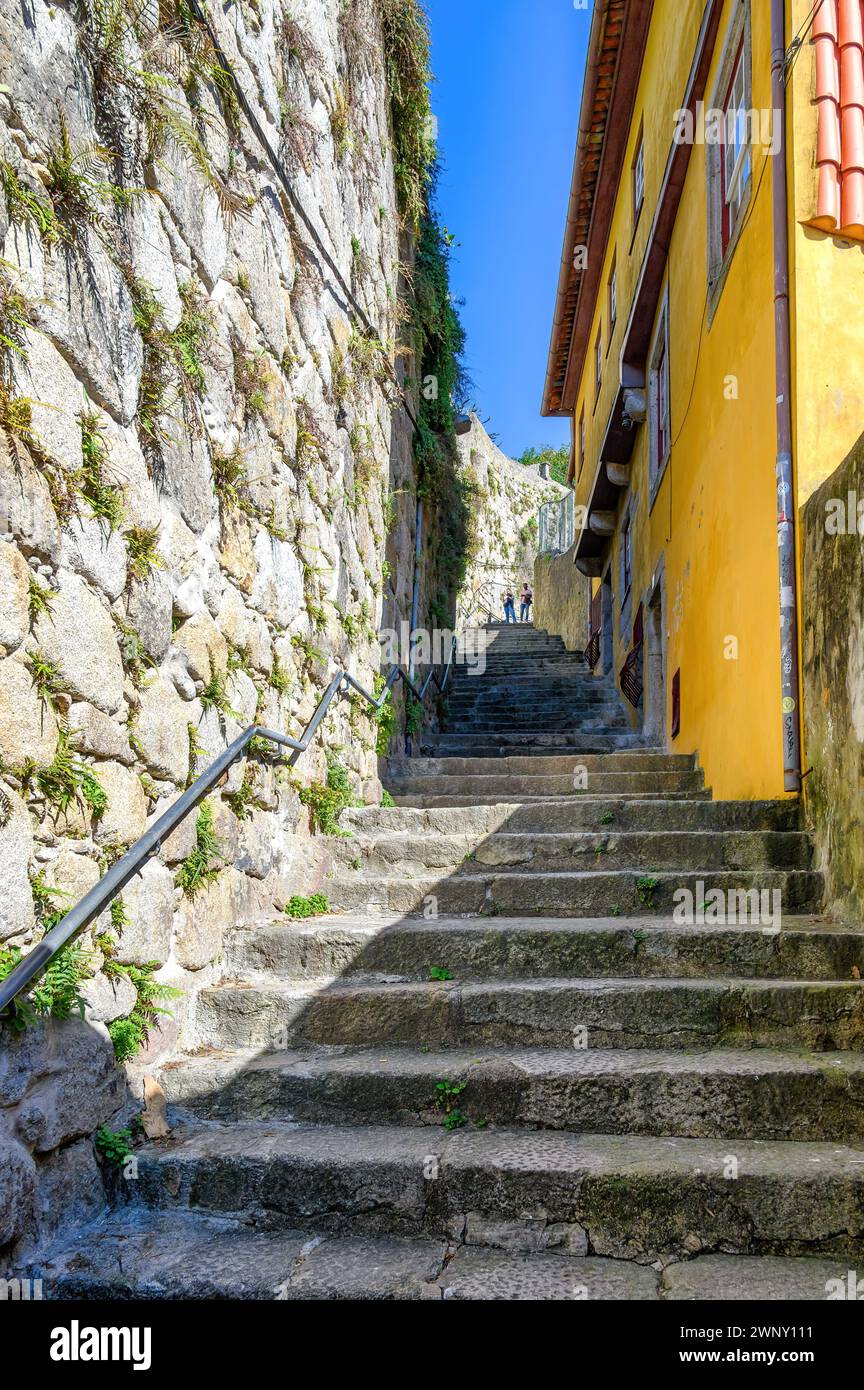 Alleyway alley steps hi-res stock photography and images - Alamy