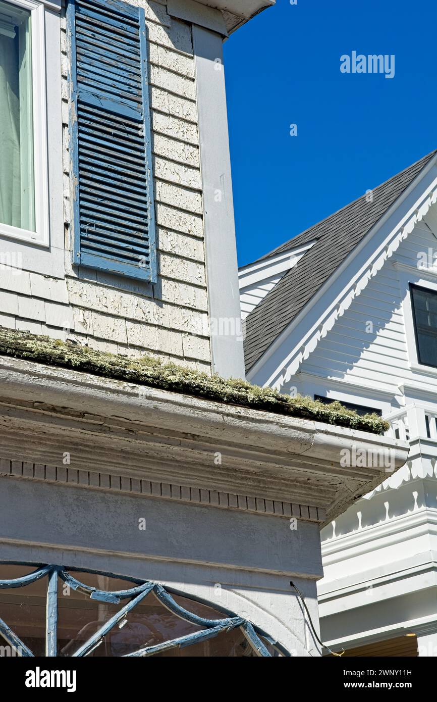 Moss covered roof line on weathered colonial style home Stock Photo - Alamy
