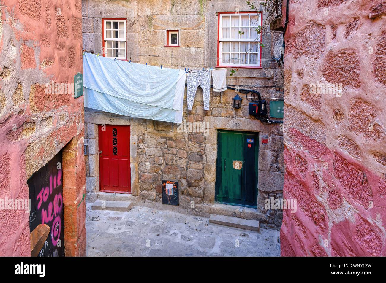 Narrow street alley alleyway hi-res stock photography and images - Alamy