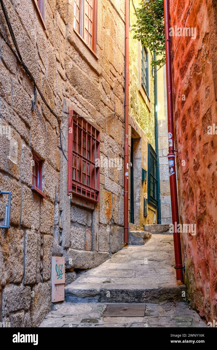 Narrow street alley alleyway hi-res stock photography and images - Alamy