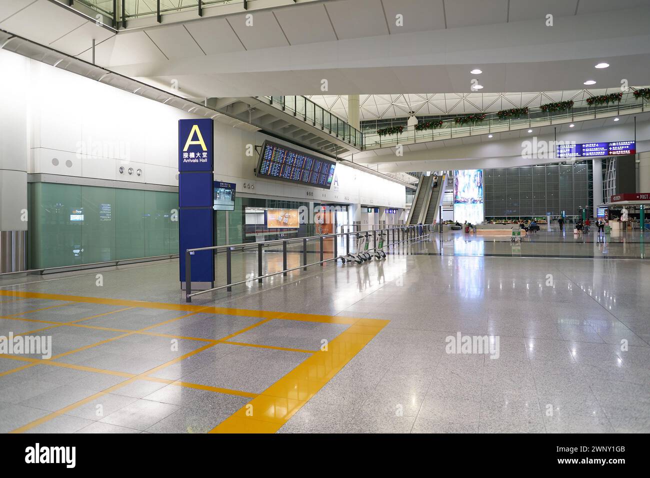 Arrival hall of hong kong international airport hi-res stock photography and images - Alamy