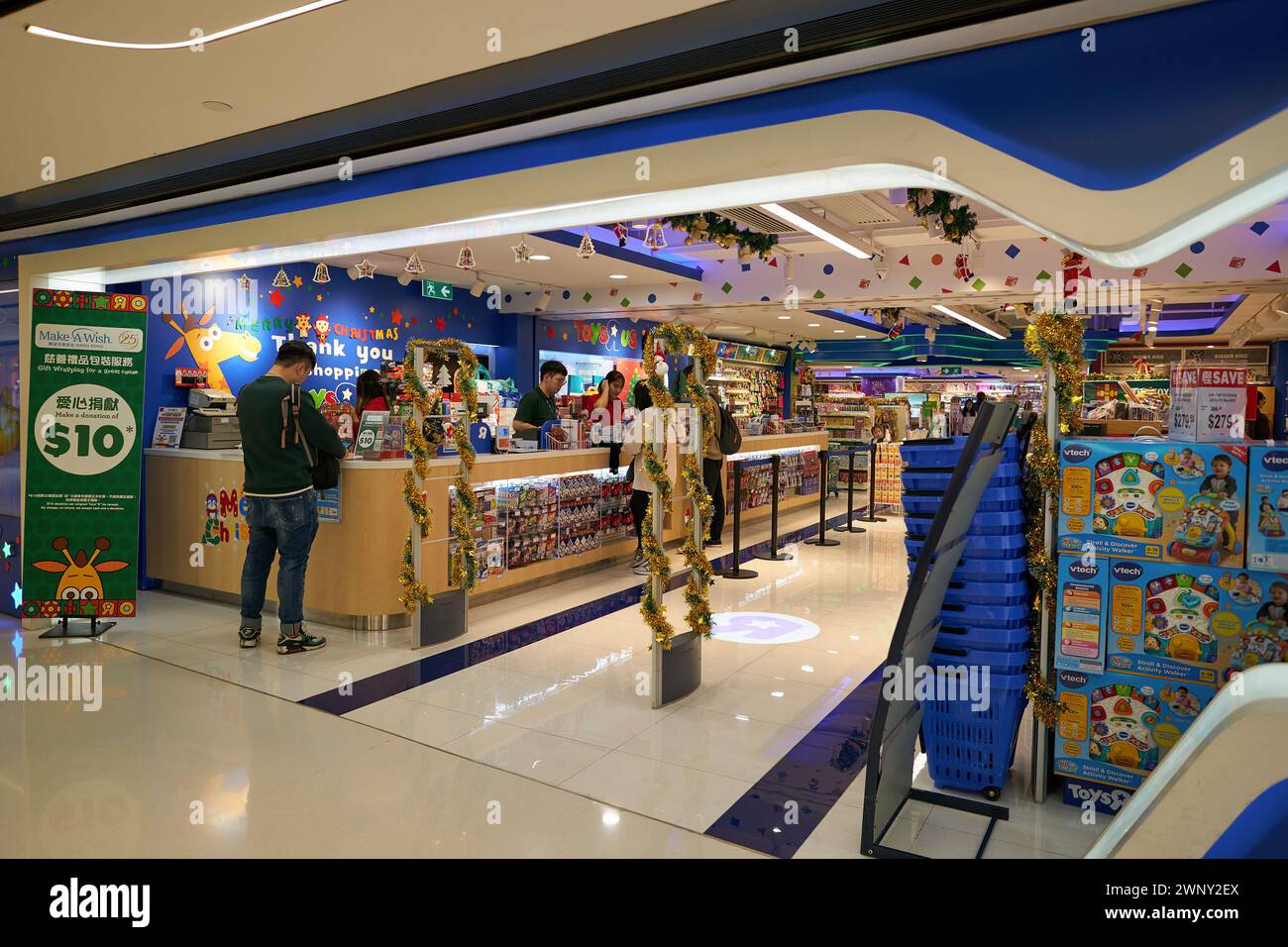 Inside toys r us hi-res stock photography and images - Alamy