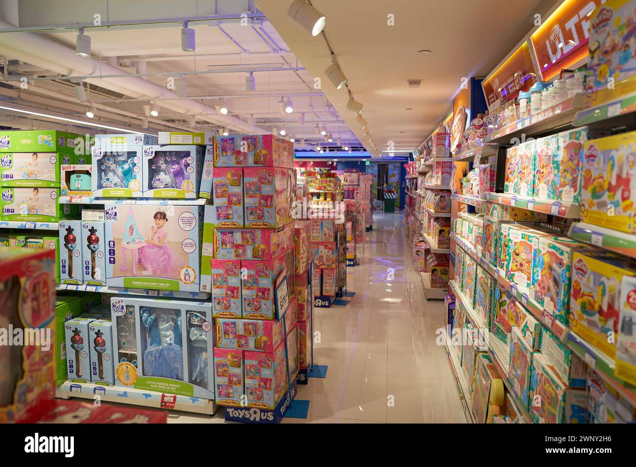 Inside toys r us hi-res stock photography and images - Alamy