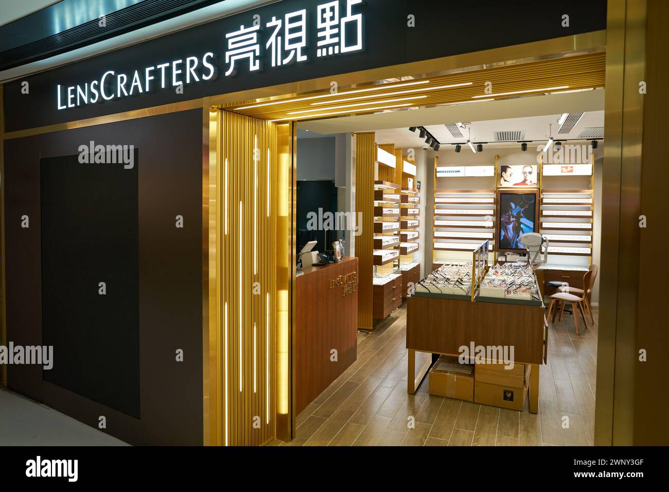 Lens crafters mall store hi-res stock photography and images - Alamy