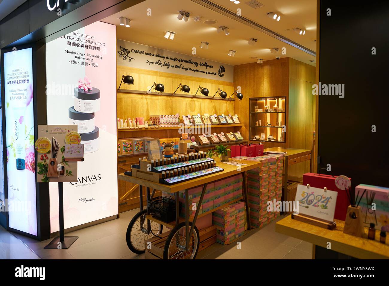 Canvas for sale at mall hi-res stock photography and images - Alamy