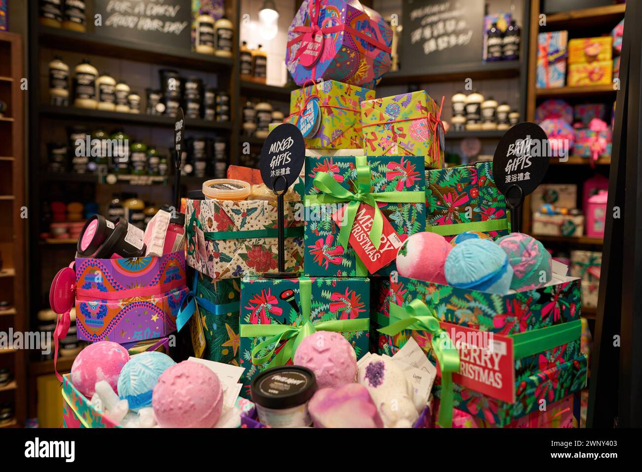 Hong kong cosmetics shop people hi-res stock photography and images - Alamy