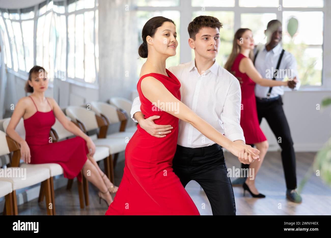 Young couple dancing jazz dance hi-res stock photography and images - Alamy