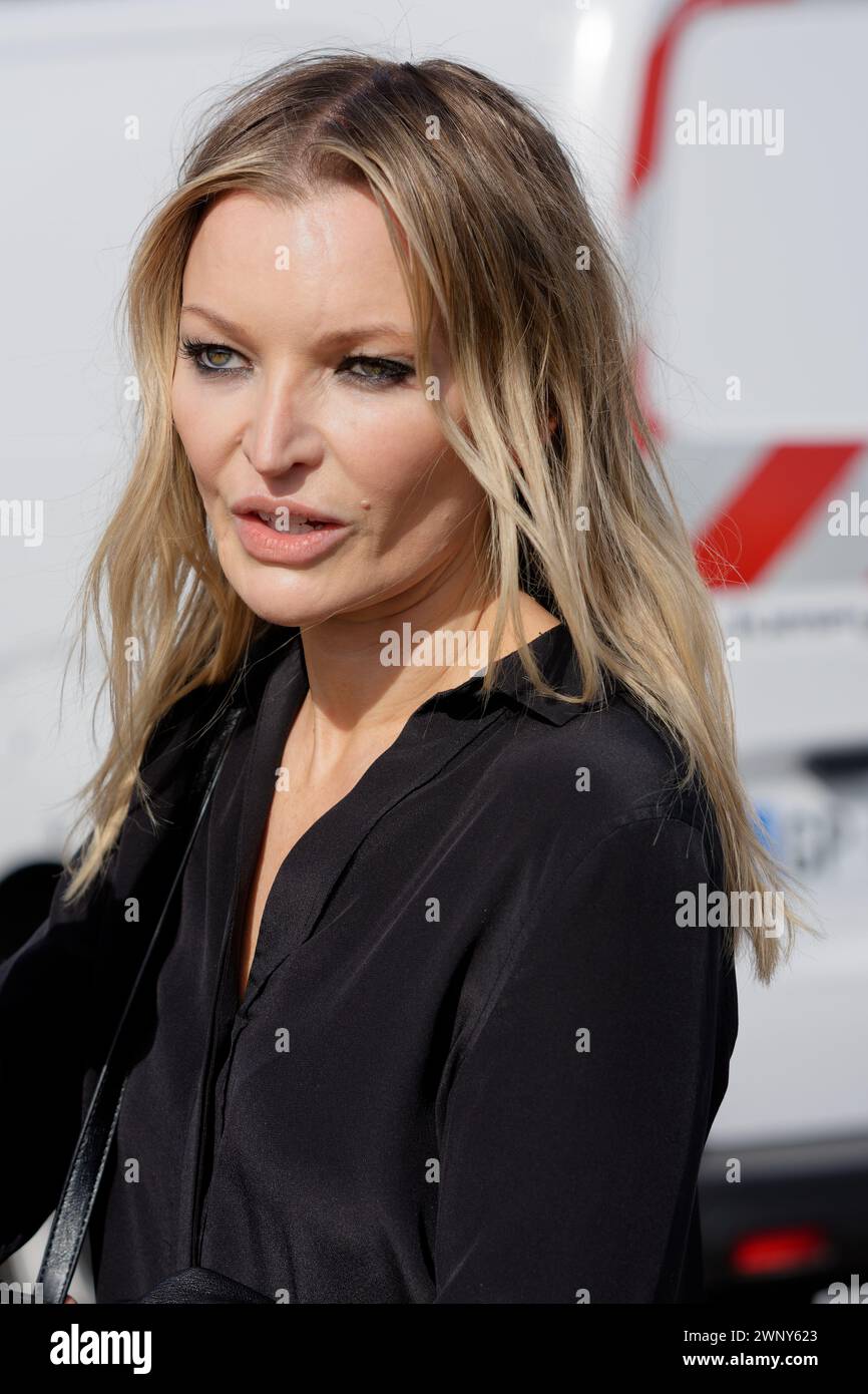 7ème journée de fashion week à Paris, le sosie de Kate Moss a fait ...