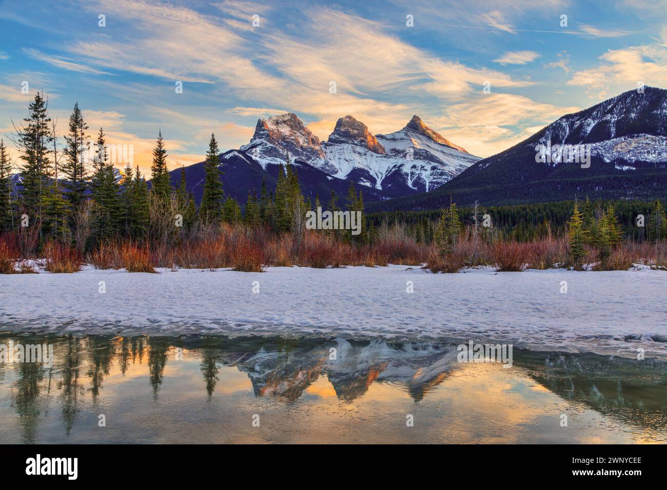 Three sisters mountains canmore hi-res stock photography and images - Alamy