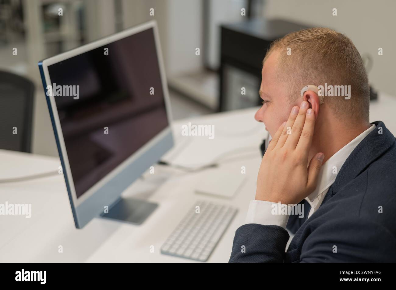 Computer person hearing aid hi-res stock photography and images - Alamy