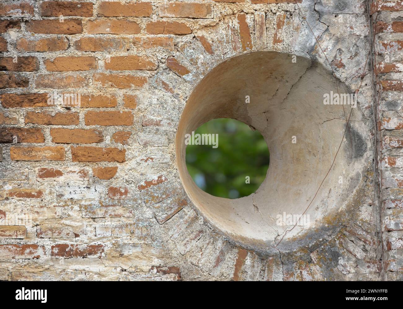 Round window in brick wall hi-res stock photography and images - Alamy