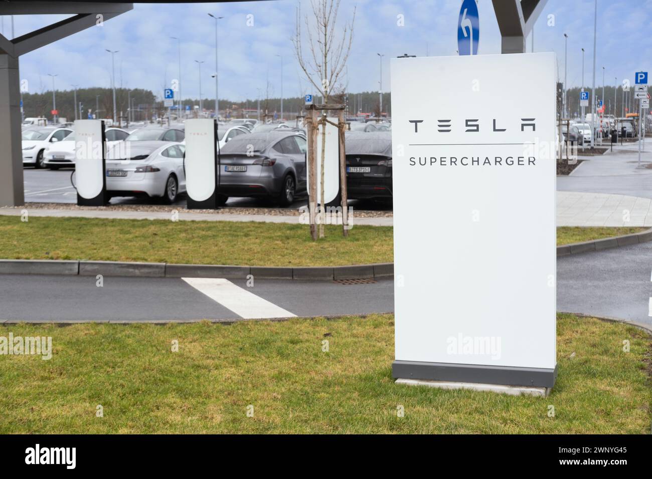 logo Tesla supercharger v4 mit Lounge deutscher Fabrik Giga Berlin ...