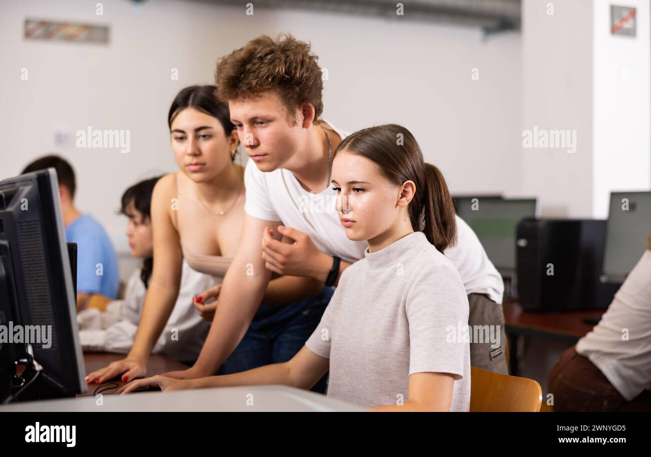 Teenage boys and girls using computers in IT class room Stock Photo - Alamy