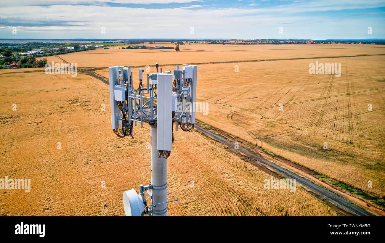 Mobile network tower in field hi-res stock photography and images - Alamy