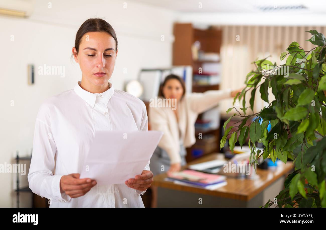 Portrait of frustrated woman holding dismissal letter Stock Photo - Alamy