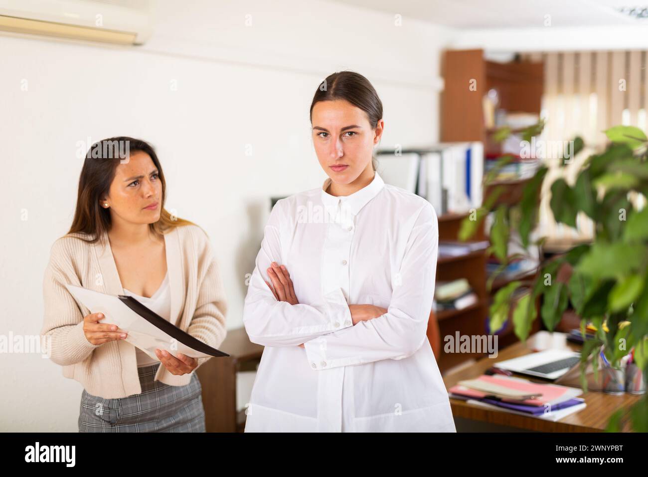 Irritated woman boss scolding manager for incompetence Stock Photo - Alamy