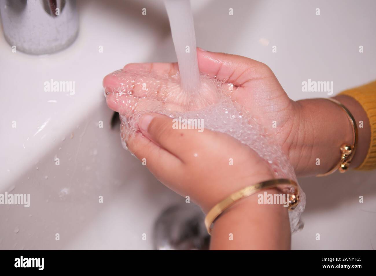 child washing hands with soap Stock Photo - Alamy