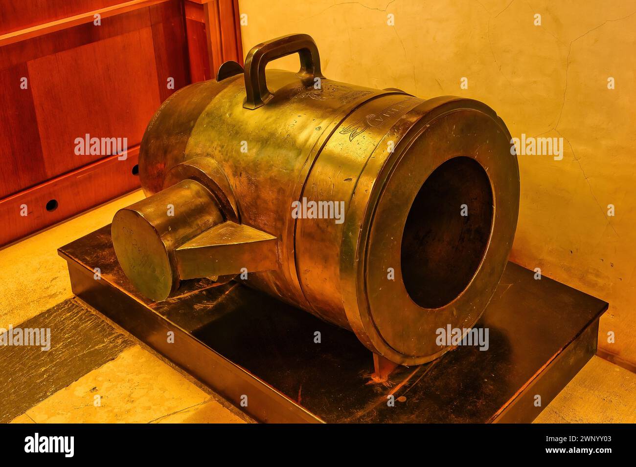 Ancient cannon weapon gun, alcazar of SEGOVIA, SPAIN Stock Photo - Alamy