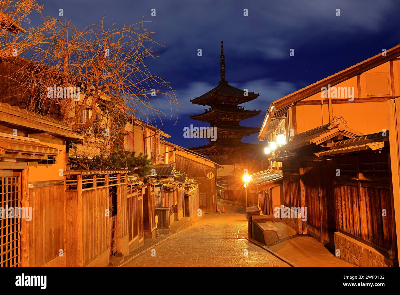 Tower of Yasaka, Hokan-ji Temple or Yasaka Pagoda, 46 meter tall, in ...