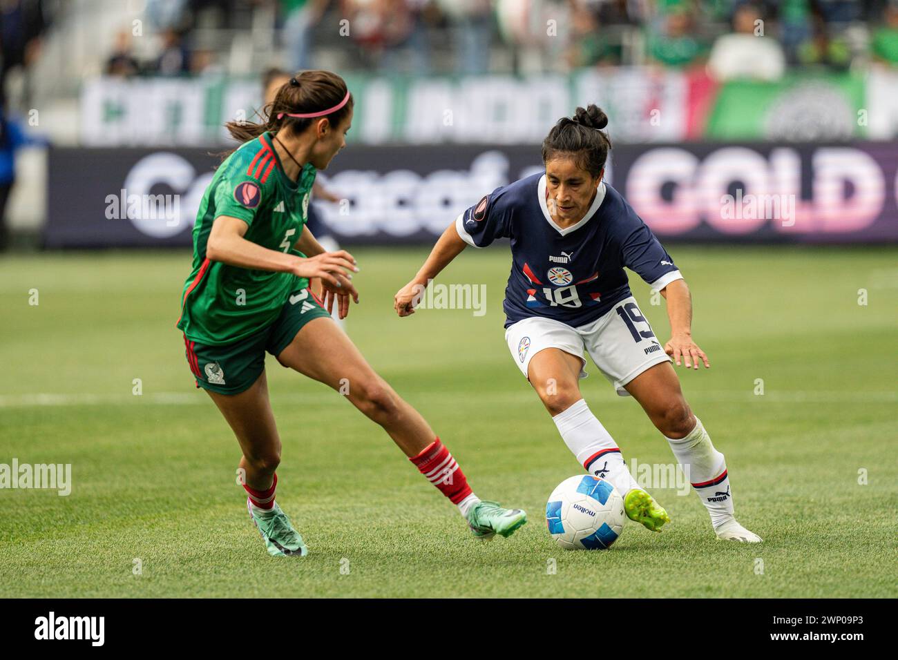 Paraguay forward Rebeca Fernández (19) is defended by Mexico defender ...