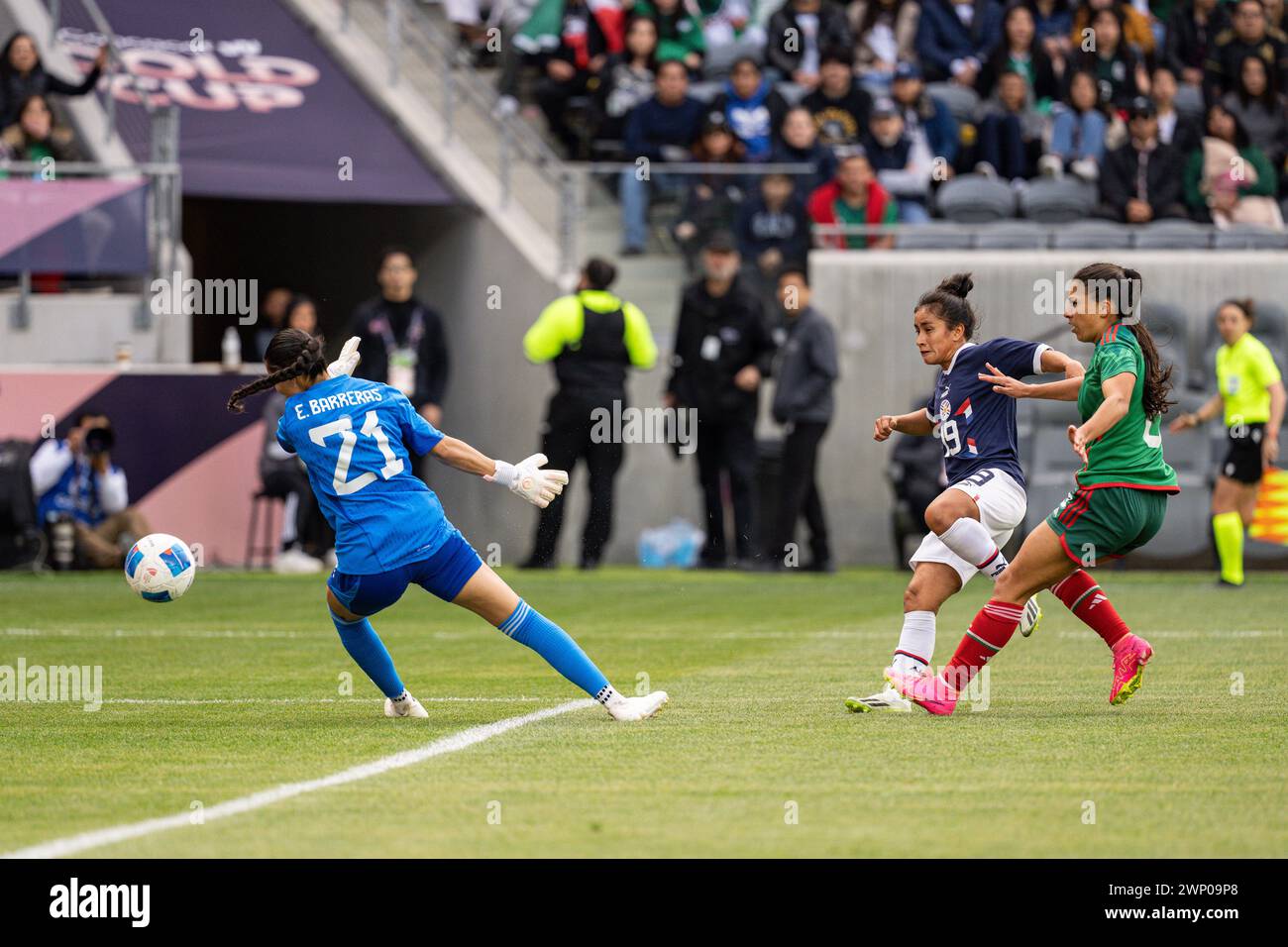 Paraguay forward Rebeca Fernández (19) scores a goal past Mexico ...