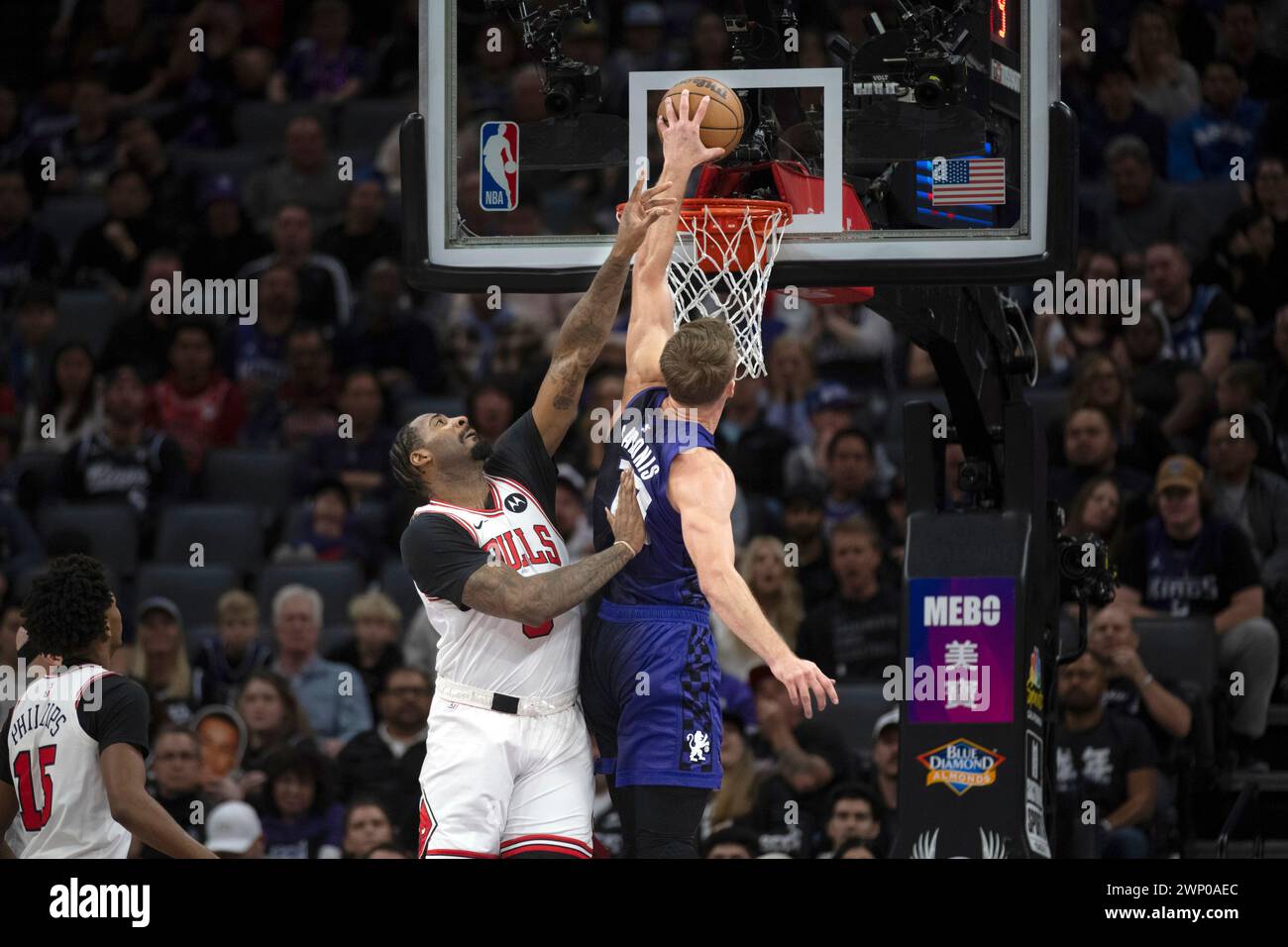 Sacramento Kings forward Domantas Sabonis (10) scores over Chicago Bulls center Andre Drummond ...