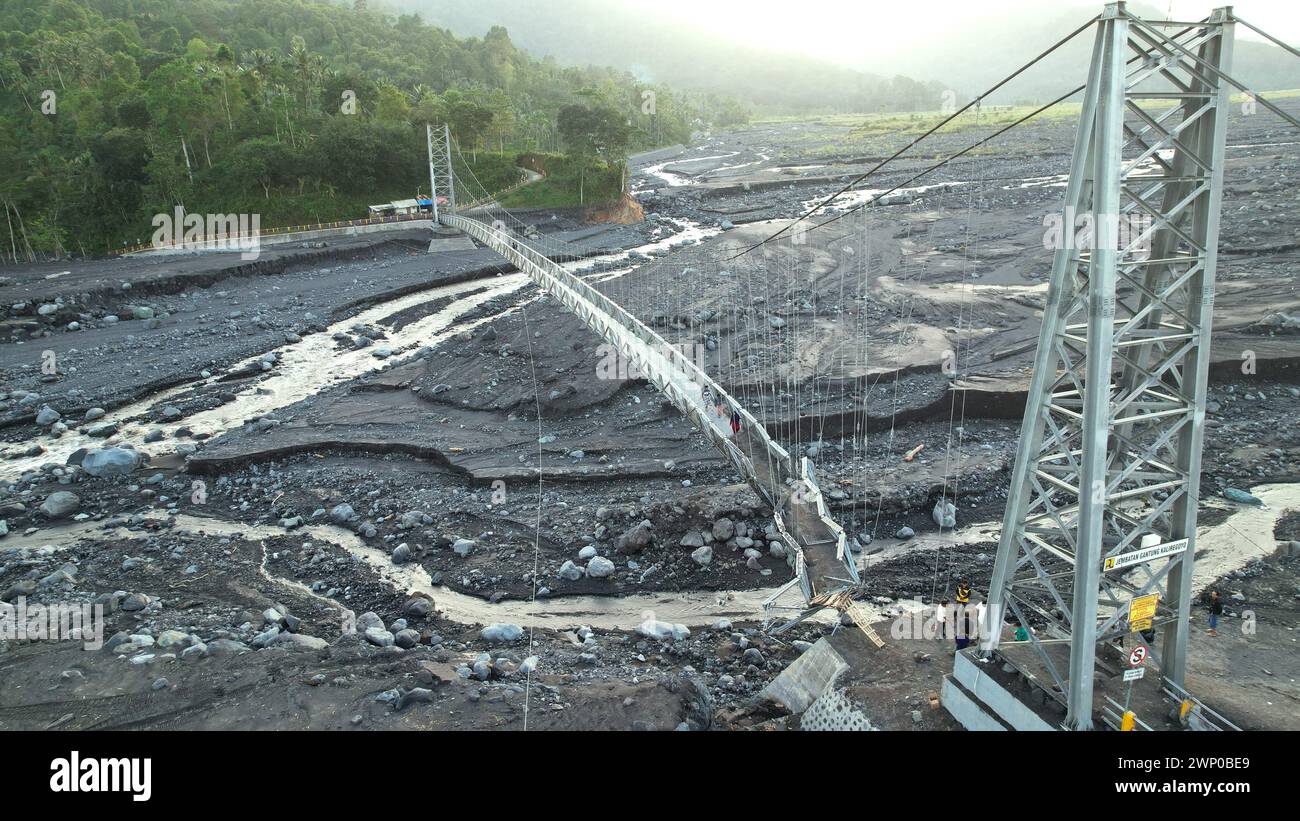 Indonesia java suspension bridge hi-res stock photography and images ...