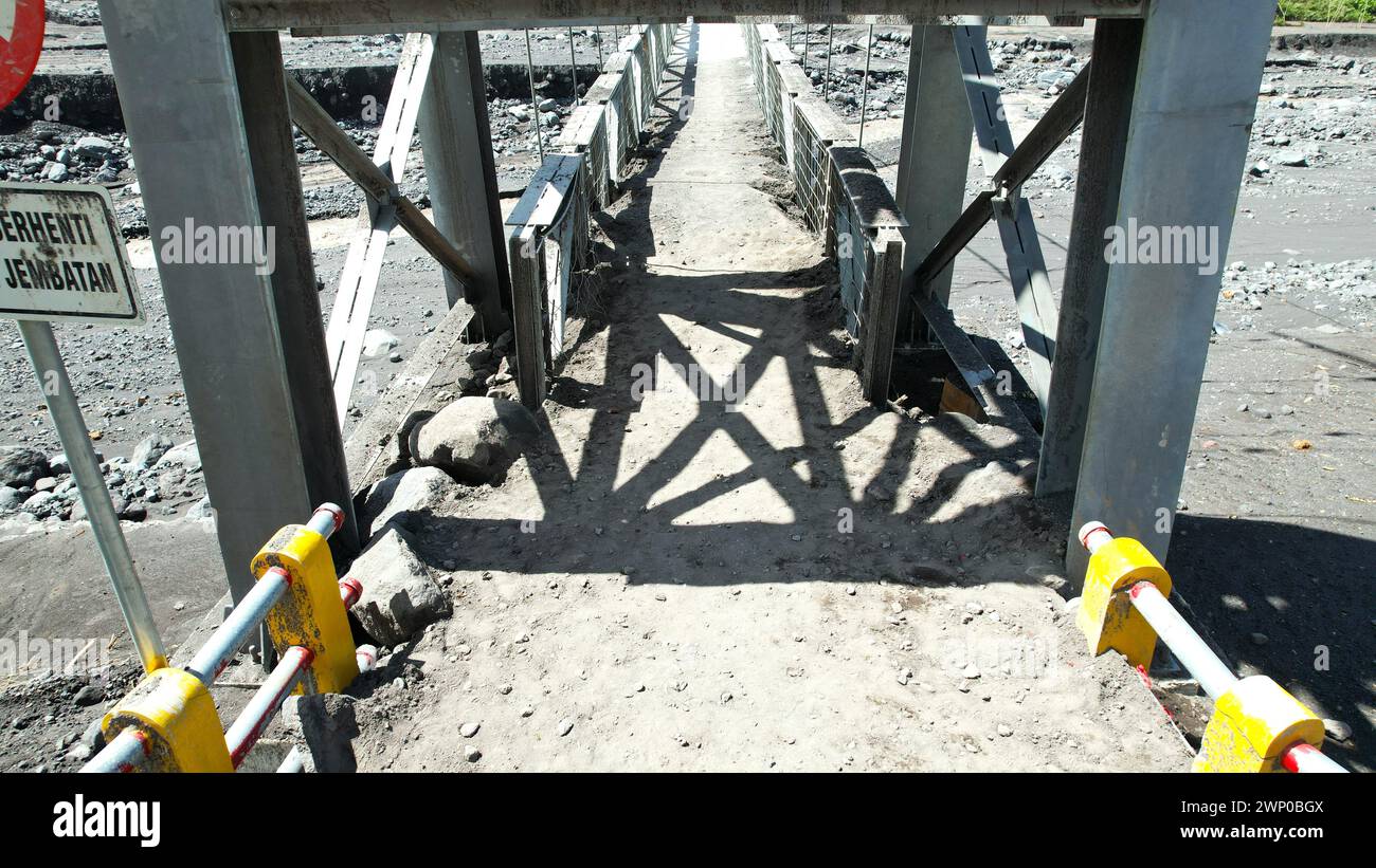 Collapsed concrete structure hi-res stock photography and images - Alamy
