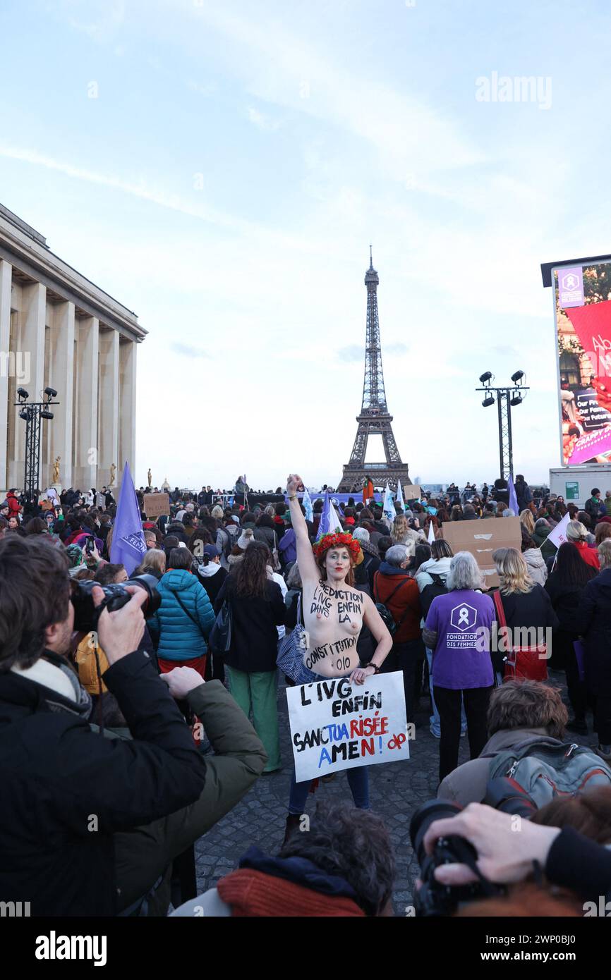 Femen eiffel tower hi-res stock photography and images - Alamy