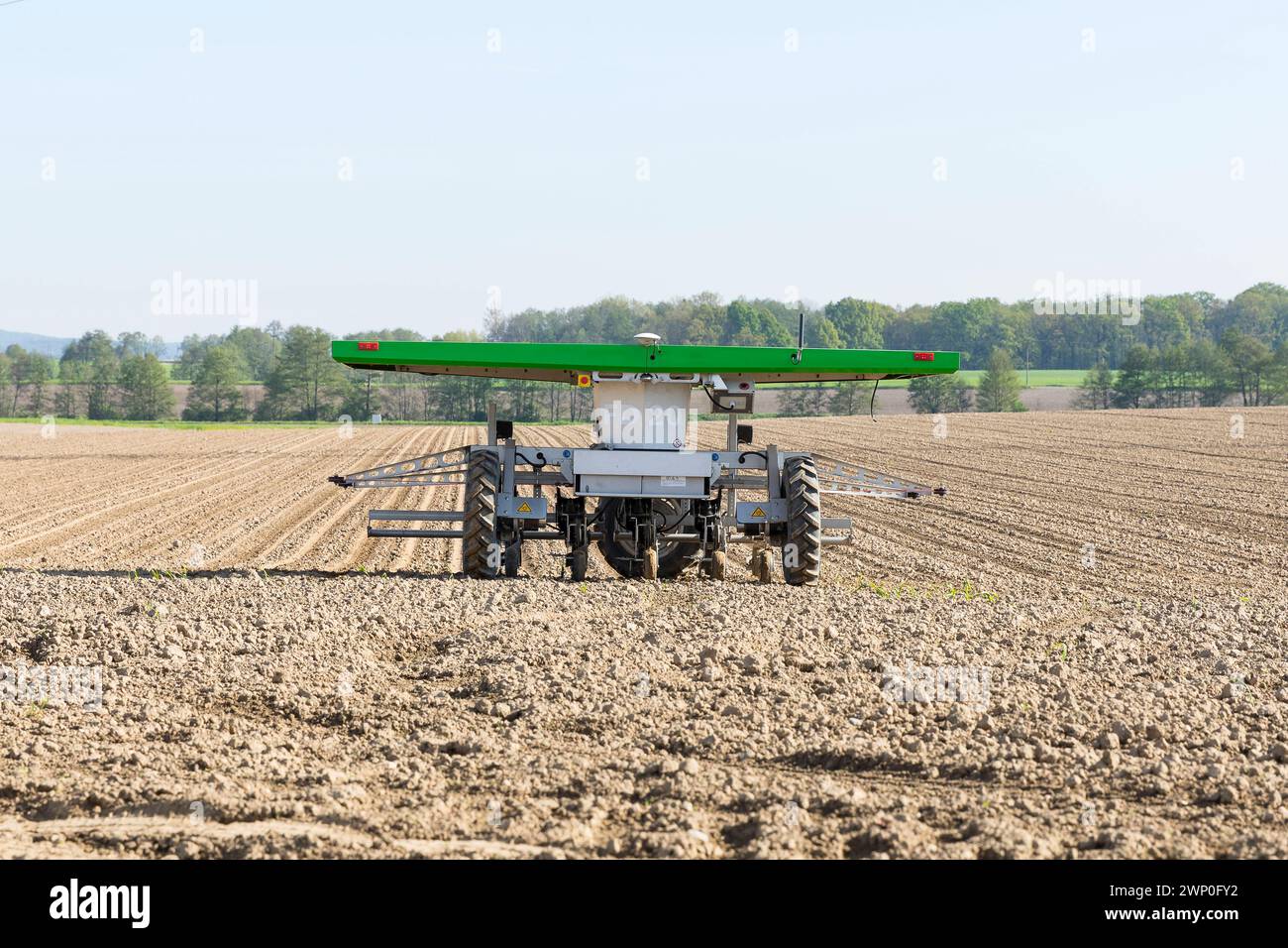 Sä- und Hackroboter FD20 der Firma Farmdroid bei Säen auf einem Feld ...