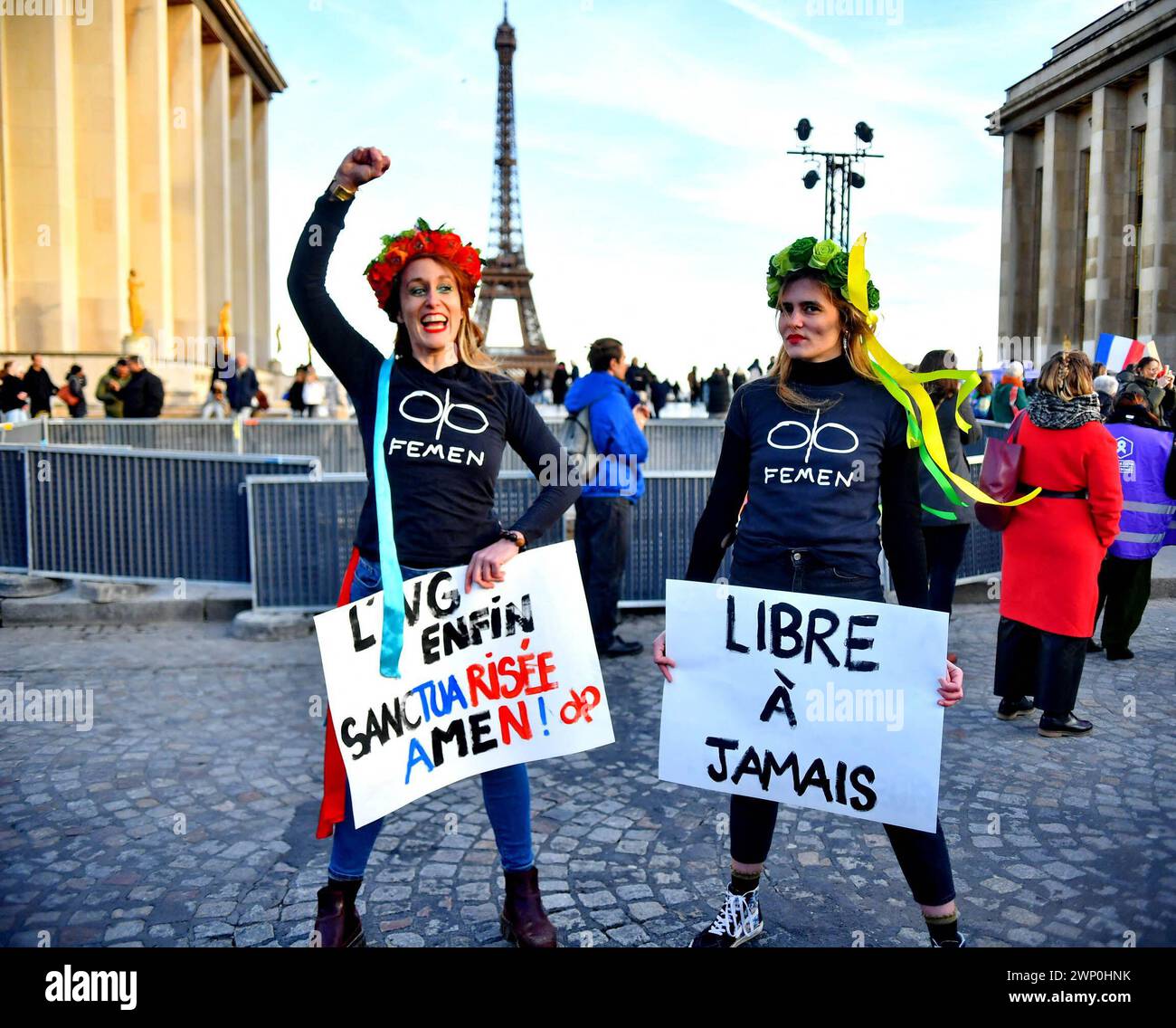 Femen eiffel tower hi-res stock photography and images - Alamy